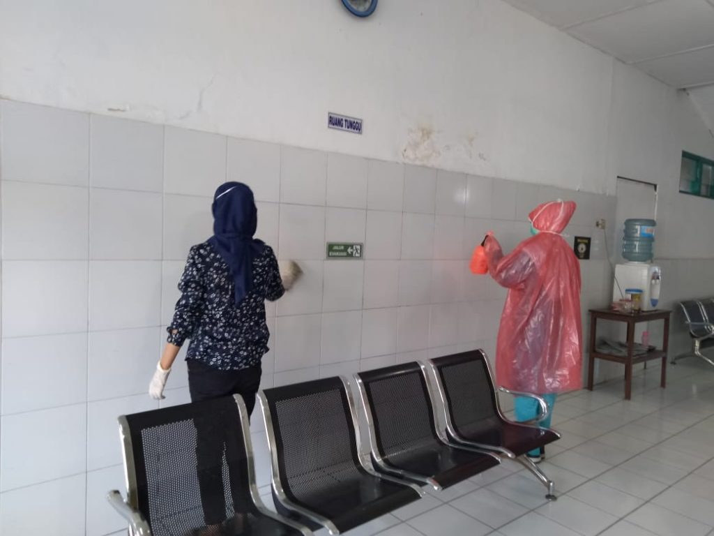 Kegiatan Pembersihan Ruangan dengan Desinfektan - Klinik Pulowatu Sisma ...